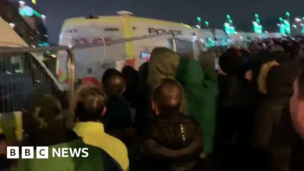 Police deployed as Celtic fans protest at stadium - BBC News