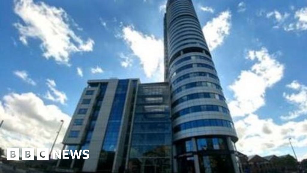 Leeds' Bridgewater Place owners to foot £900,000 wind bill - BBC News
