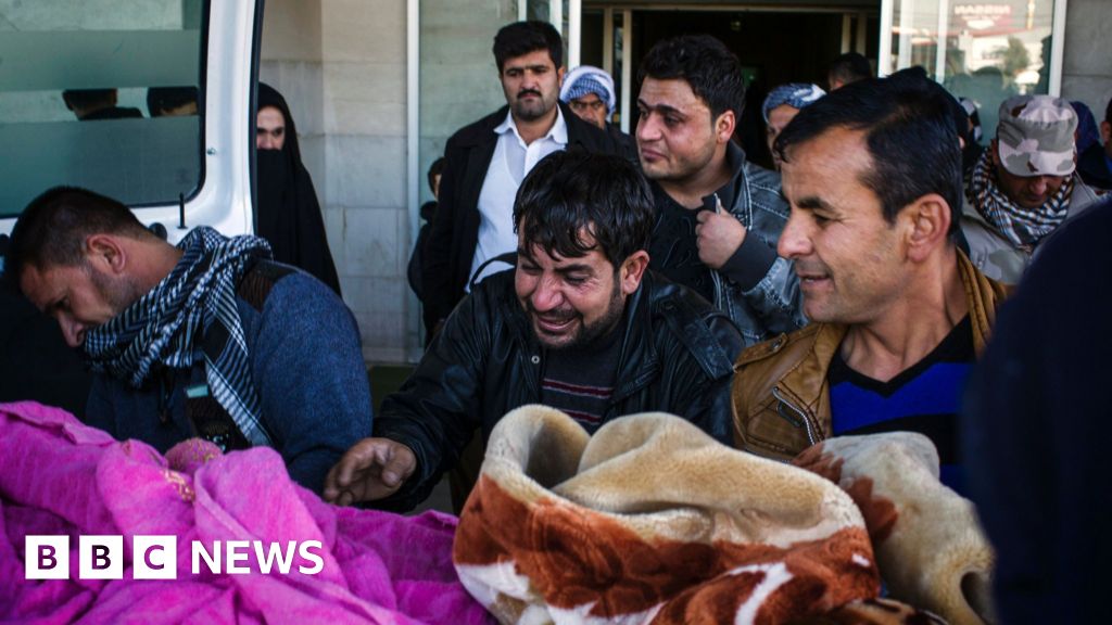 Mosul battle: Triple car bomb attack kills 23 at market - BBC News