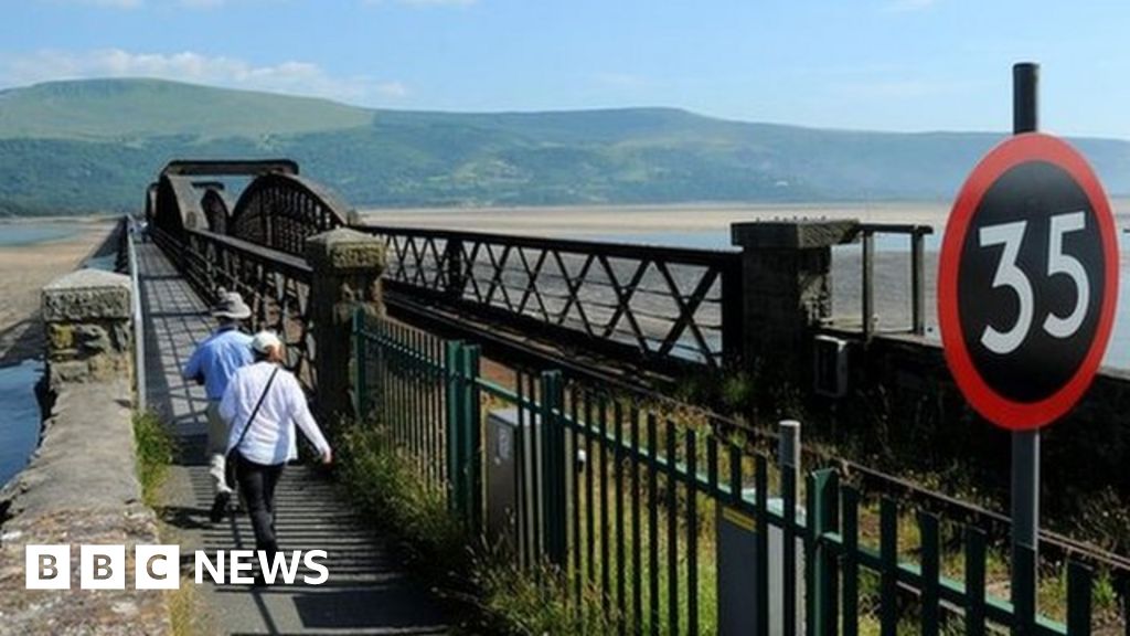 20,000-name petition to keep Barmouth Bridge open to all - BBC News