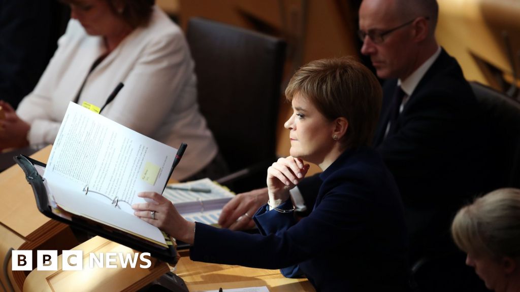 MSPs show sombre solidarity at FMQs - BBC News