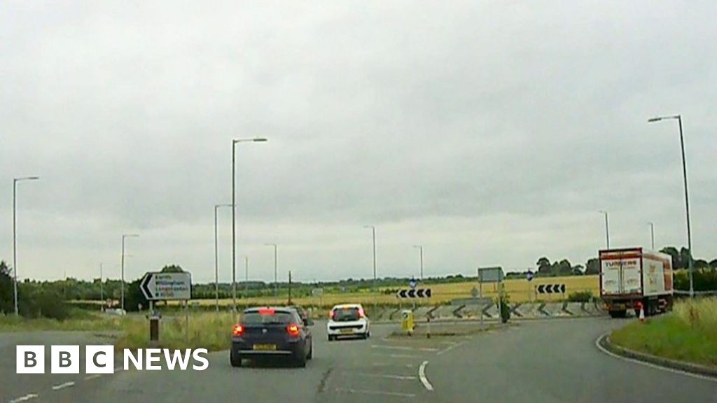 Lorry drove wrong way around Cambridgeshire roundabout - BBC News