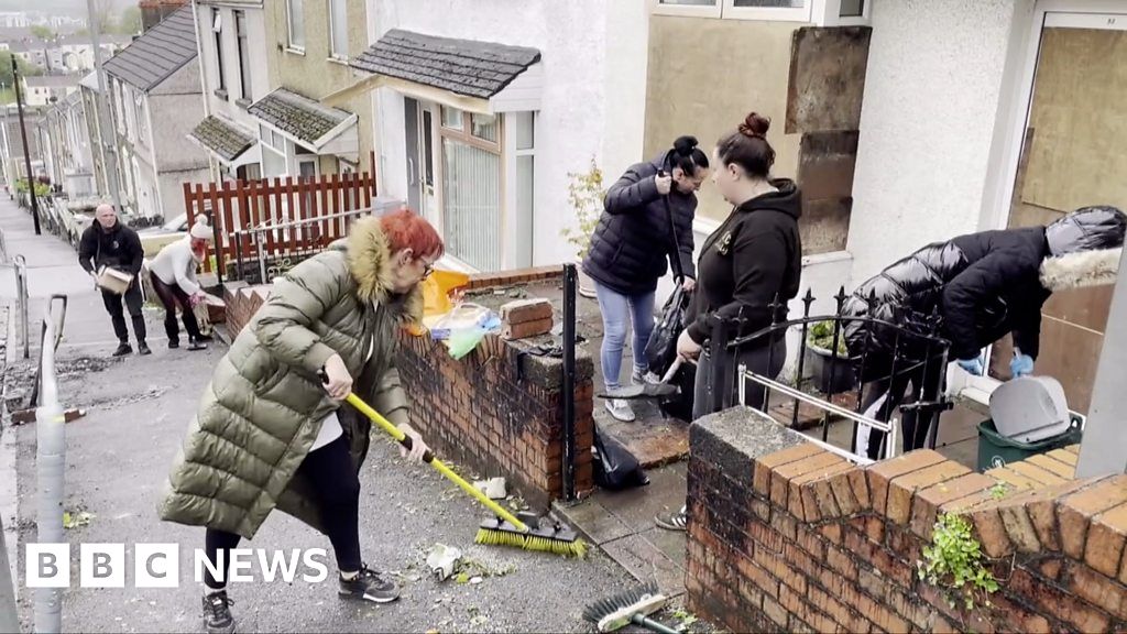 Mayhill riot: 'I'm packing up, I'm not willing to live in fear' - BBC News