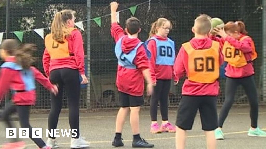 Boys banned from playing netball at Urdd sports festival - BBC News