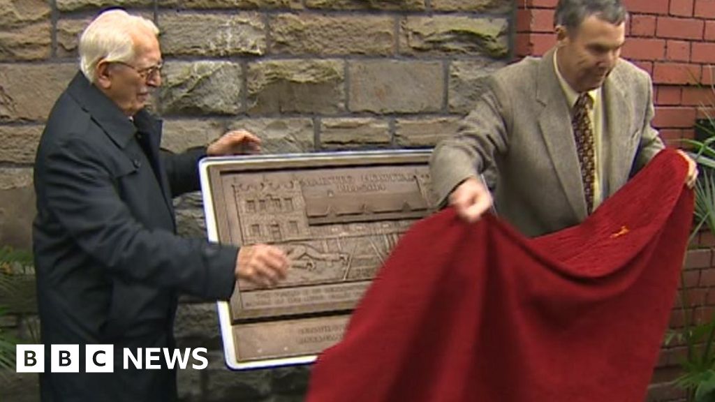 Maesteg Hospital plaque unveiled as thanks to miners - BBC News