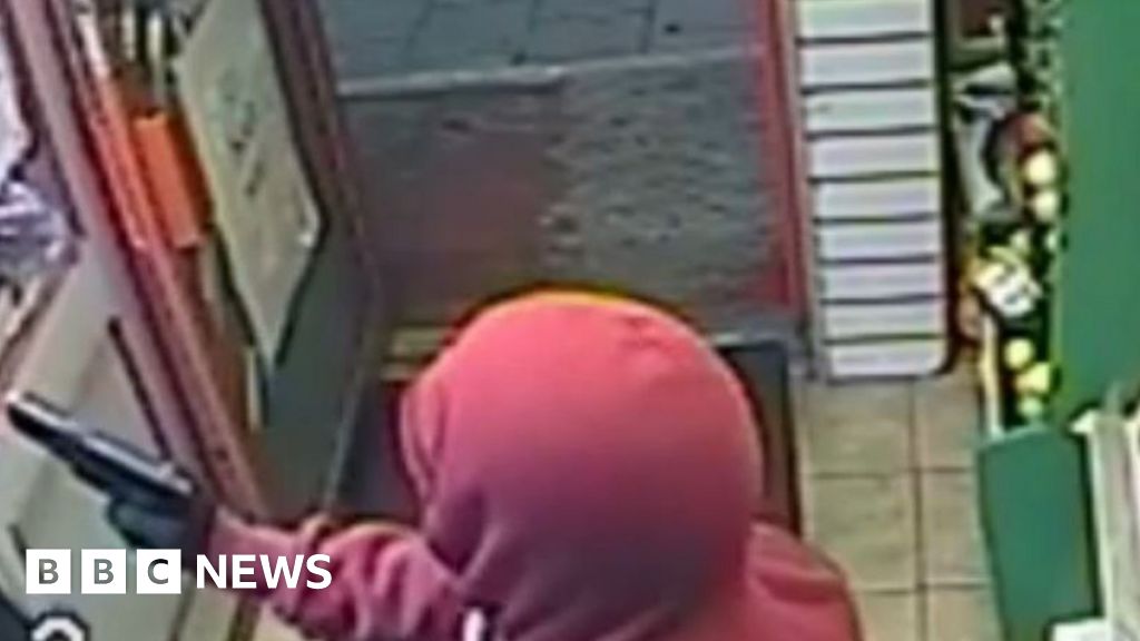 Shop worker shot in face in Brixton robbery - BBC News