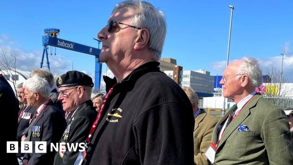 Rosyth dockers recognised for role in Falklands War - BBC News