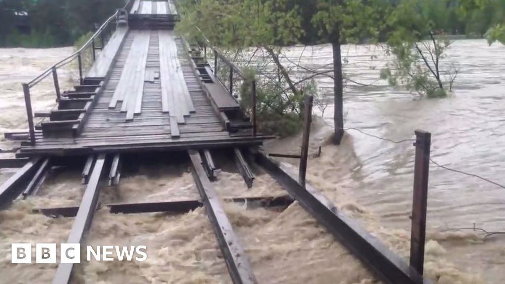 Pair sell home to repair Russian suspension bridge - BBC News