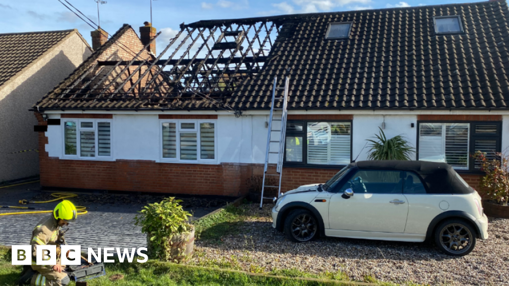 Basildon bungalow fire leaves owner and their pets homeless - BBC News