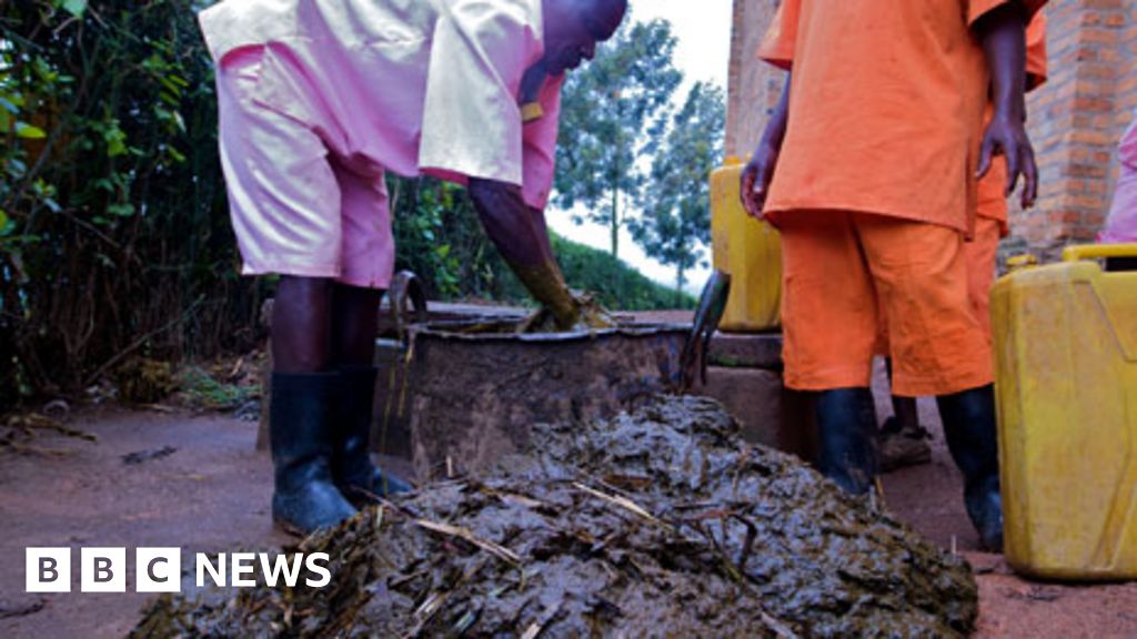 In pictures: Rwanda's poo-powered prisons - BBC News