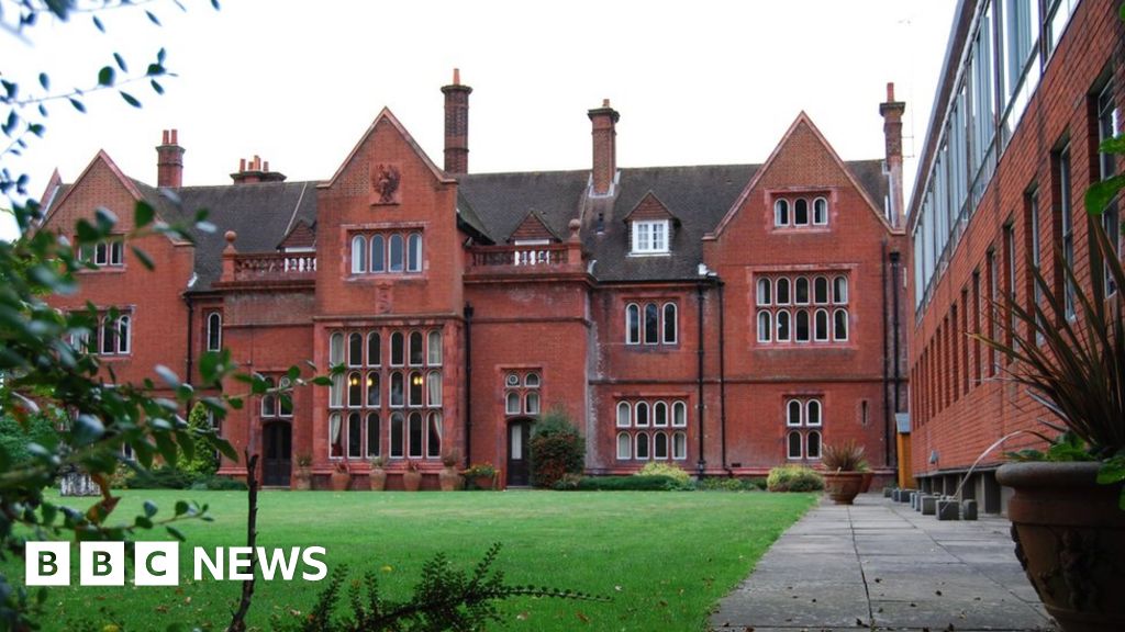 Guildford: Surrey Police HQ will remain at Mount Browne site - BBC News