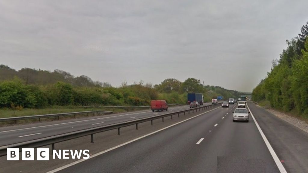 Waterlooville A3(M) crash: Teen dies after car hits barrier - BBC News