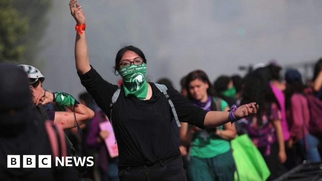 International Women's Day: Clashes mar Mexico City march - BBC News