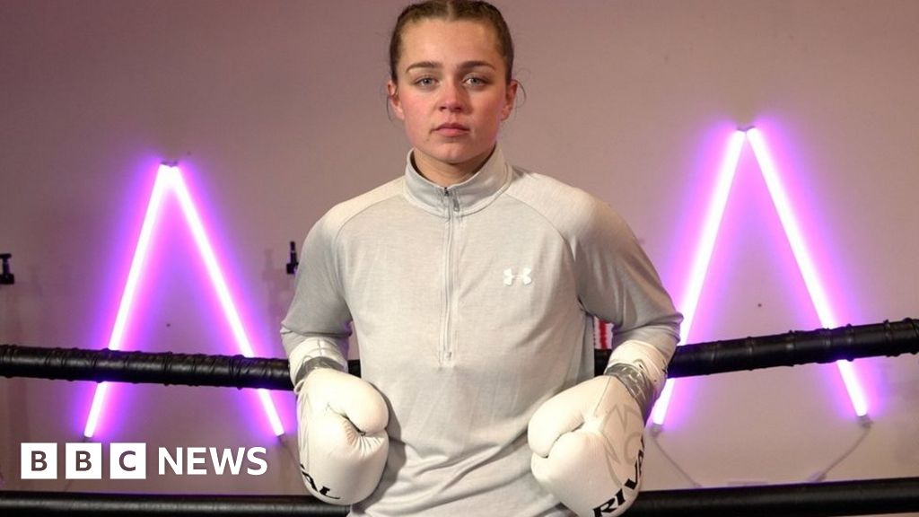 Durham boxer shares ulcerative colitis story to inspire others - BBC News