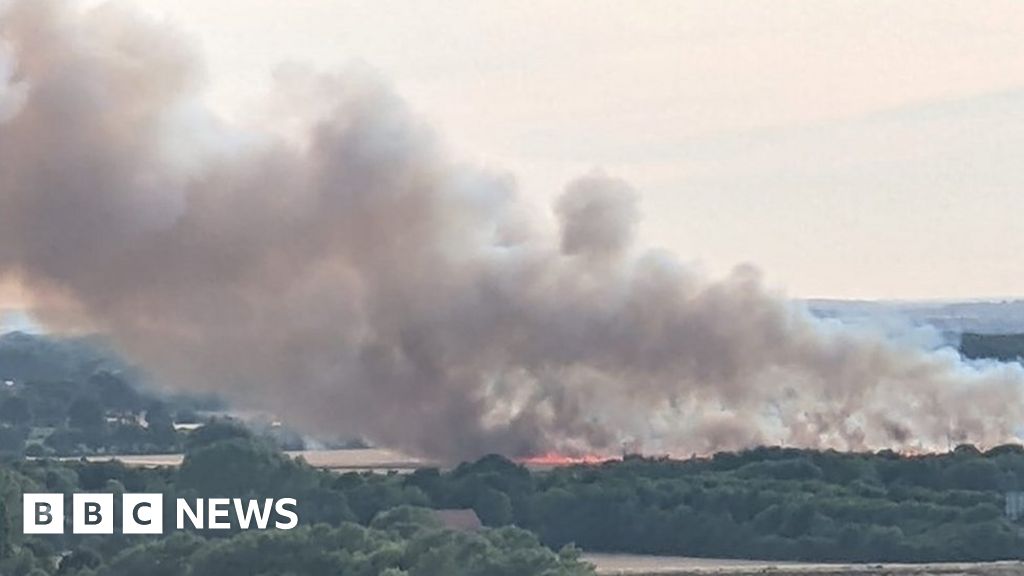 Combine harvester triggers huge Lincolnshire field fire - BBC News
