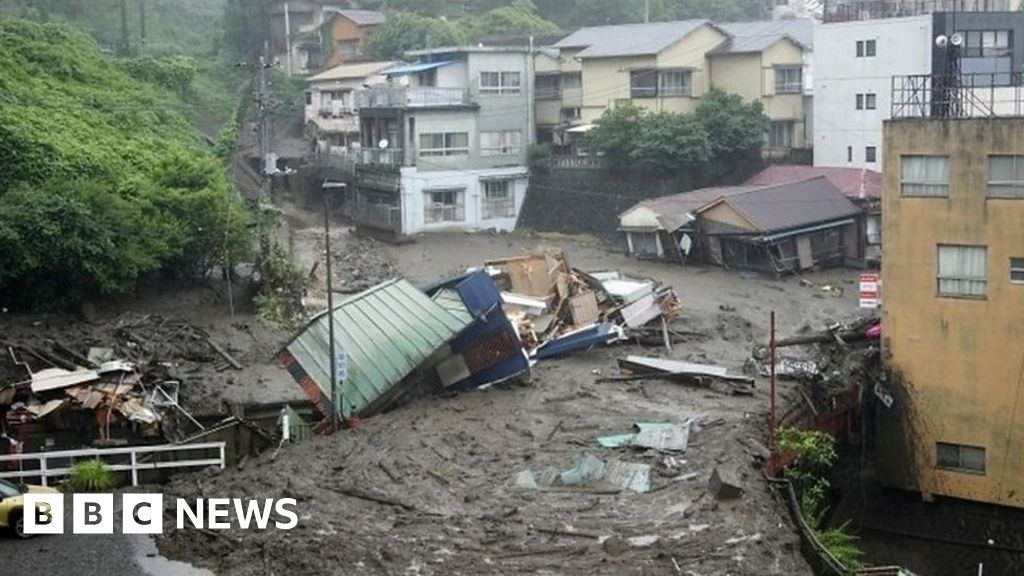 Japan landslide: Torrent of mud submerges homes - BBC News