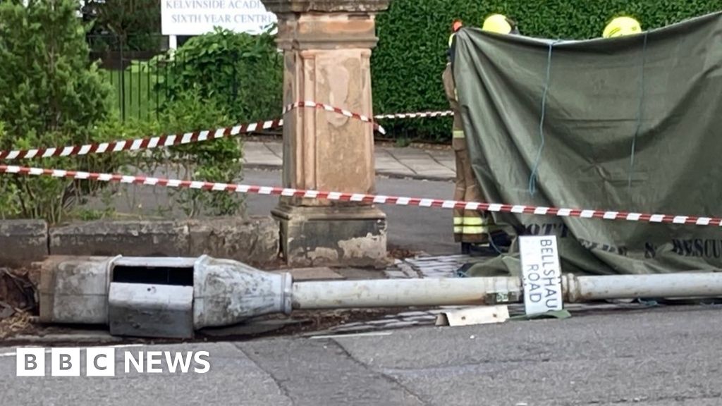 Man injured by falling lamppost outside school - BBC News