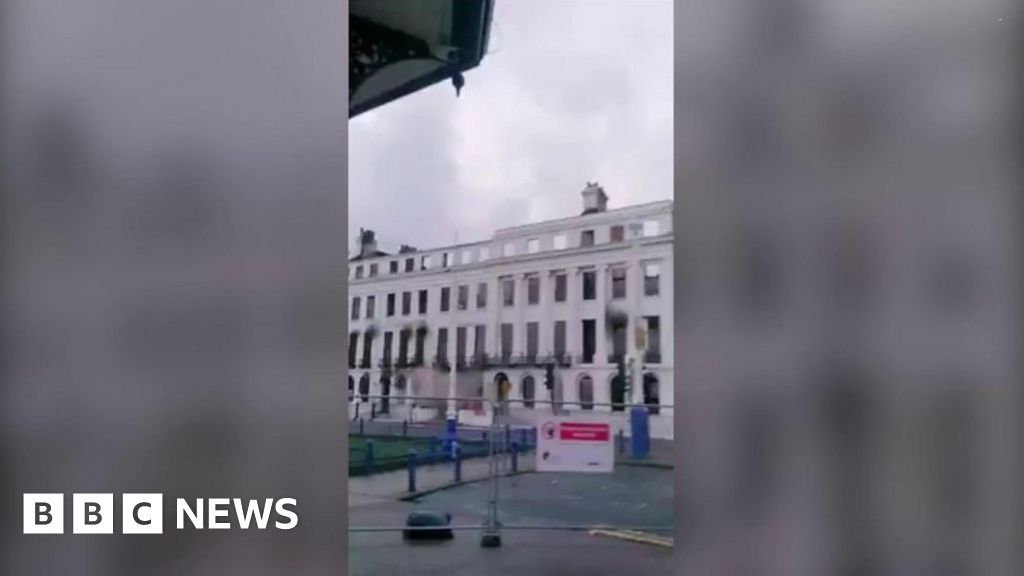 Part of Eastbourne hotel collapses after fire - BBC News