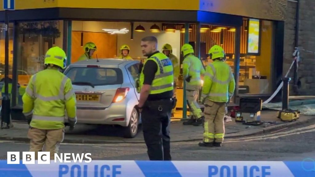 Batley: Car crashes through window of bakery cafe - BBC News