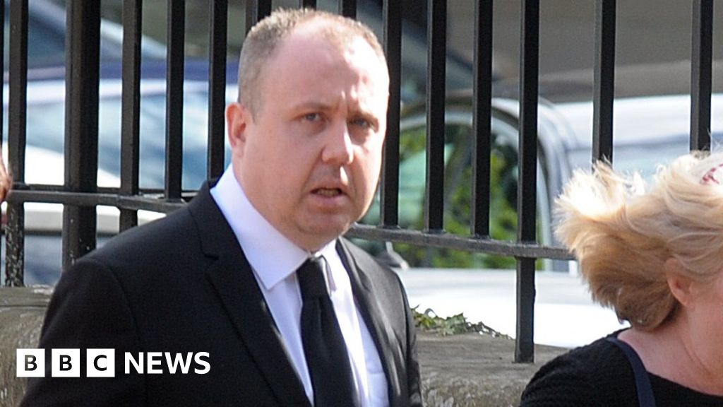 Nurse Peter Barrowman cleared of raping women in prison - BBC News