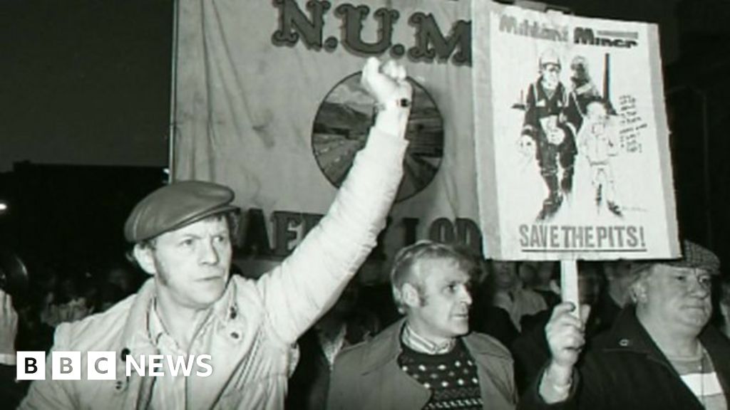Photographer places miners' strike pictures around valleys - BBC News