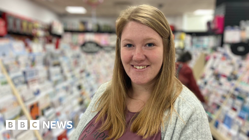 Mixed response in Kidderminster to planned living wage increase - BBC News