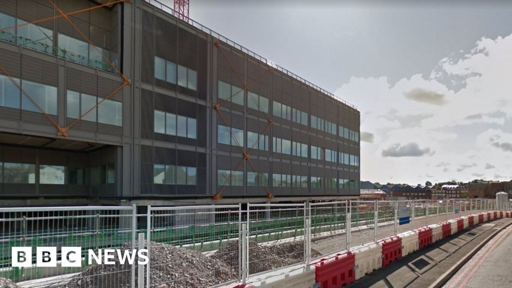 Smethwick hospital: Carillion delays to cost eight figures - BBC News