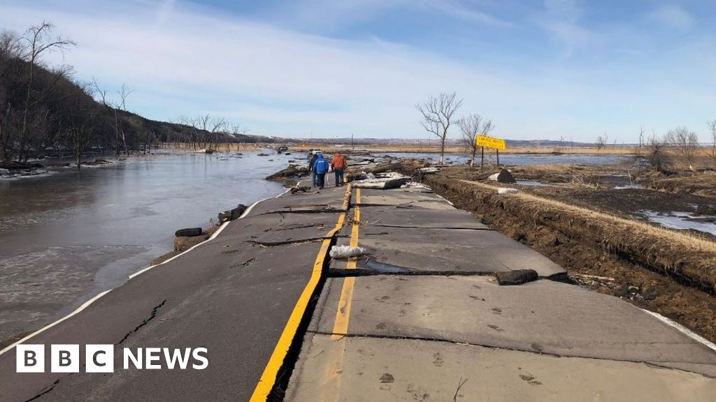 Three dead in record flooding in US Midwestern states - BBC News