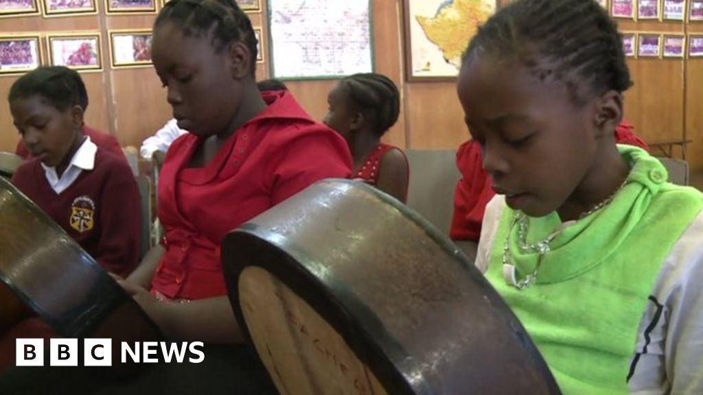 Zimbabwe children learn to play the mbira - BBC News