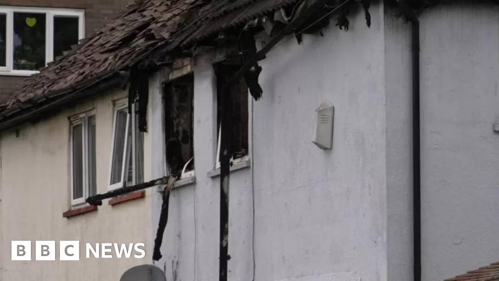 Cardiff fire: Man dies in hospital after Rumney blaze - BBC News