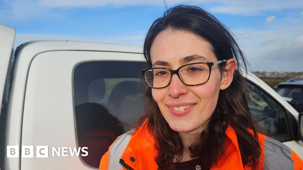 Peak District: Charges issued over illegal beauty spot parking - BBC News