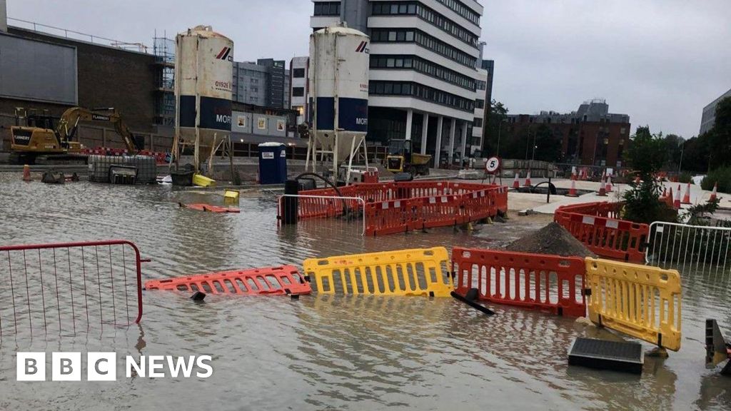 Swindon town centre burst water main causes flooding - BBC News