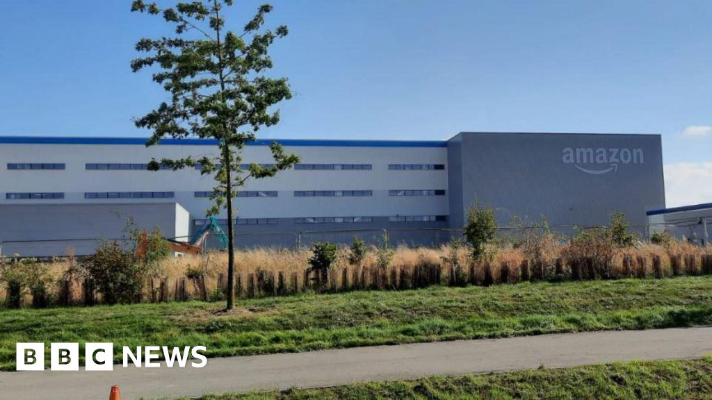 Amazon plans England's tallest onshore wind turbine - BBC News