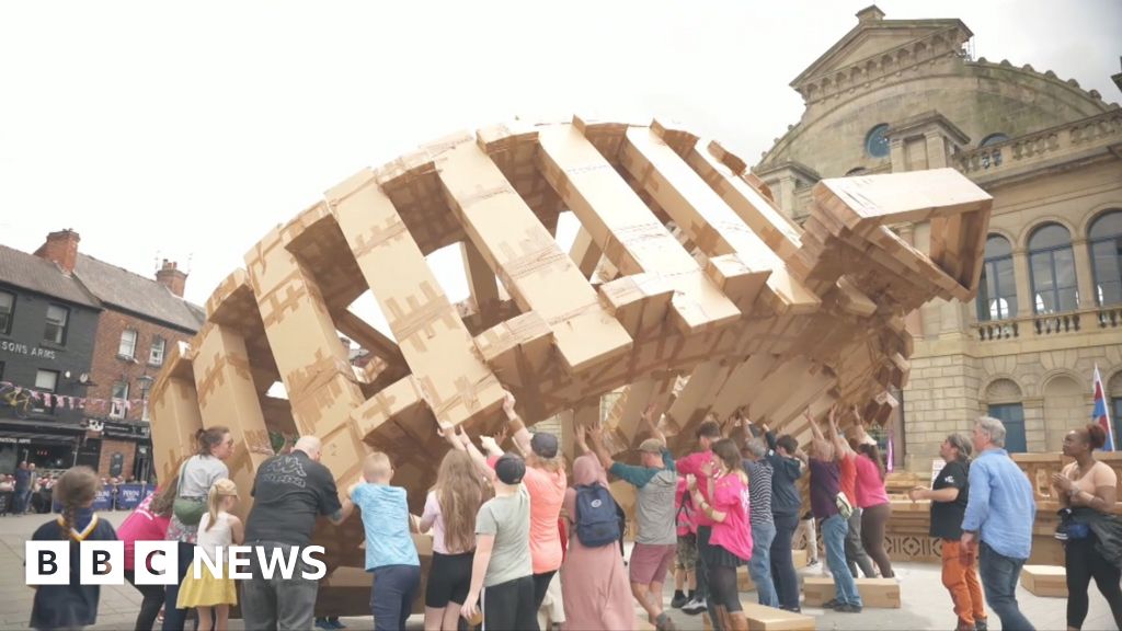 A famous Yorkshire landmark built using 1,000 cardboard boxes! - BBC News