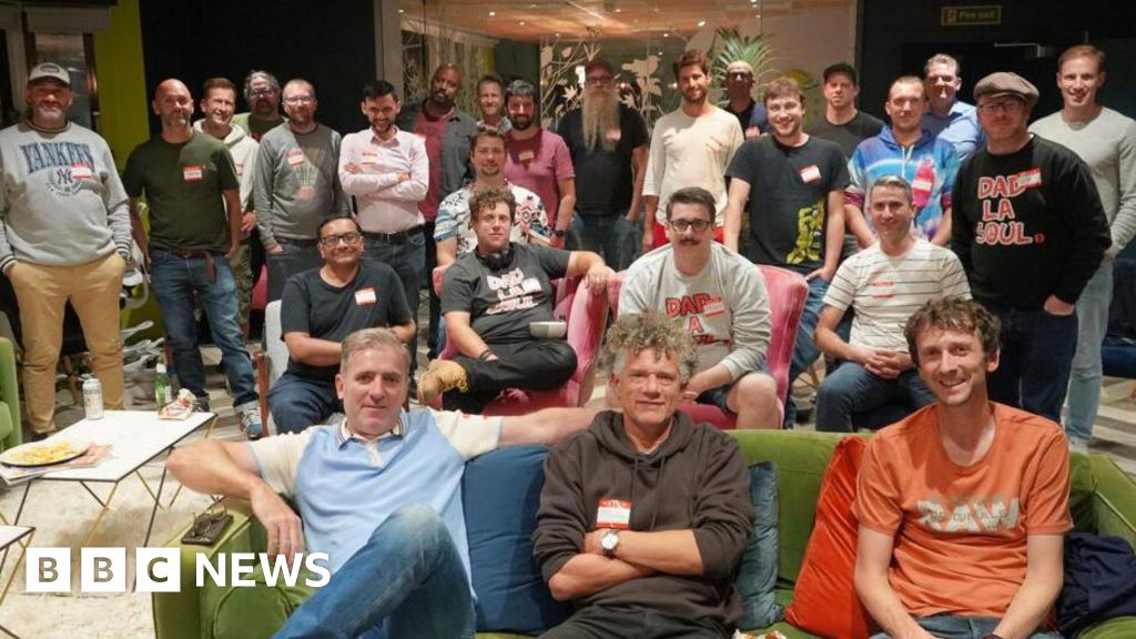 Brighton: Dad dancers to stage breakdance battle - BBC News