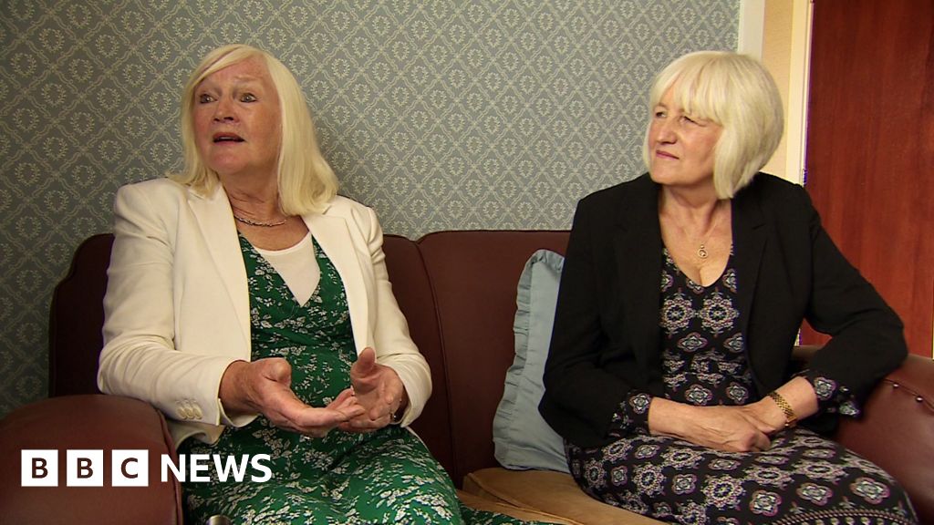 Sisters relive childhood in Beamish 1950s replica town - BBC News
