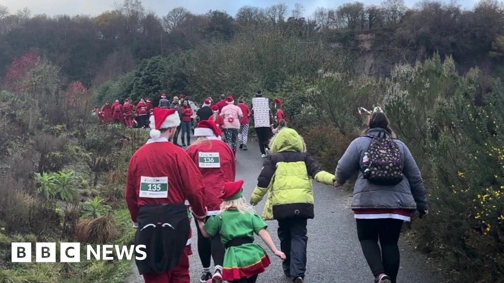 Hundreds of Santas take part in Eden Project charity fun run