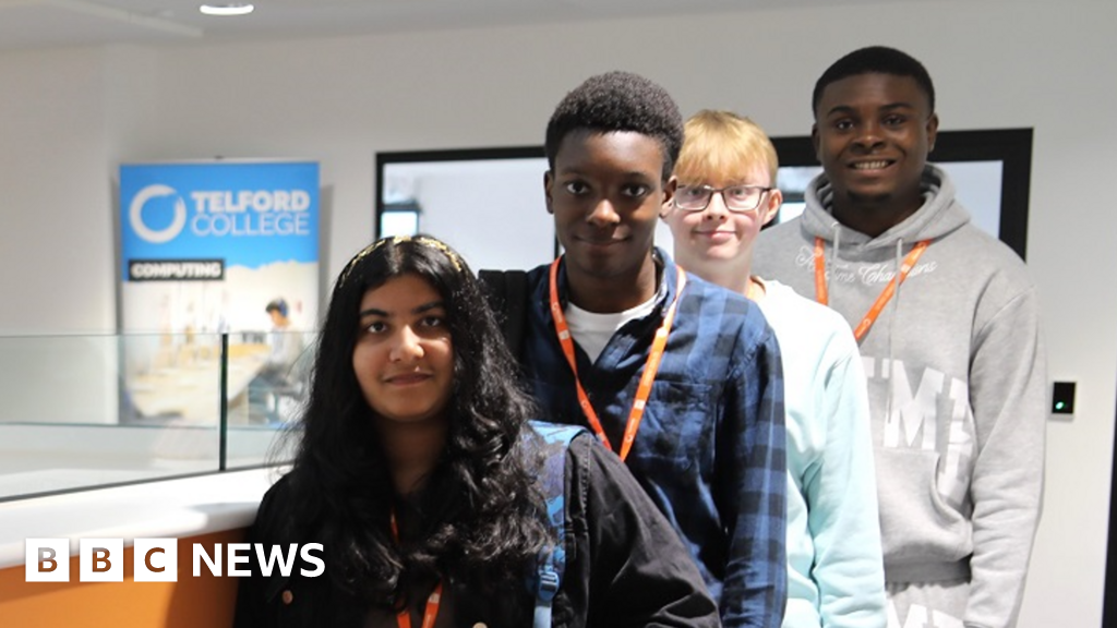 First students impressed by new Telford college site - BBC News