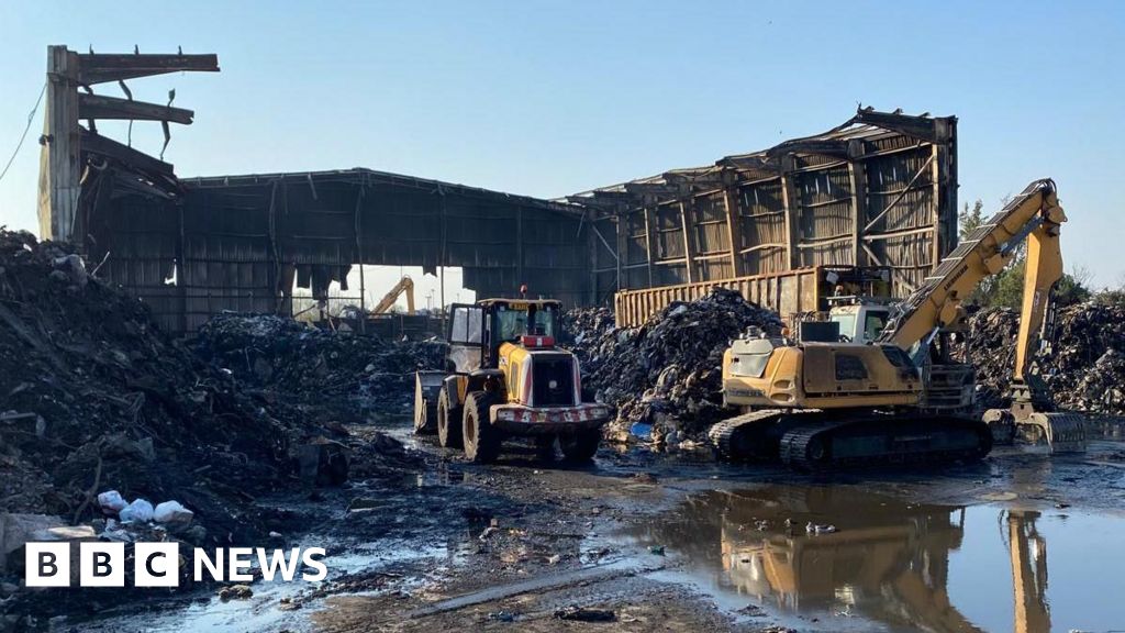 Basildon: Recycling centre blaze finally extinguished after week - BBC News