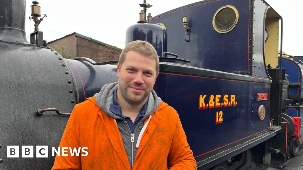 Kent: 101-year-old steam engine returns to railway after sale - BBC News