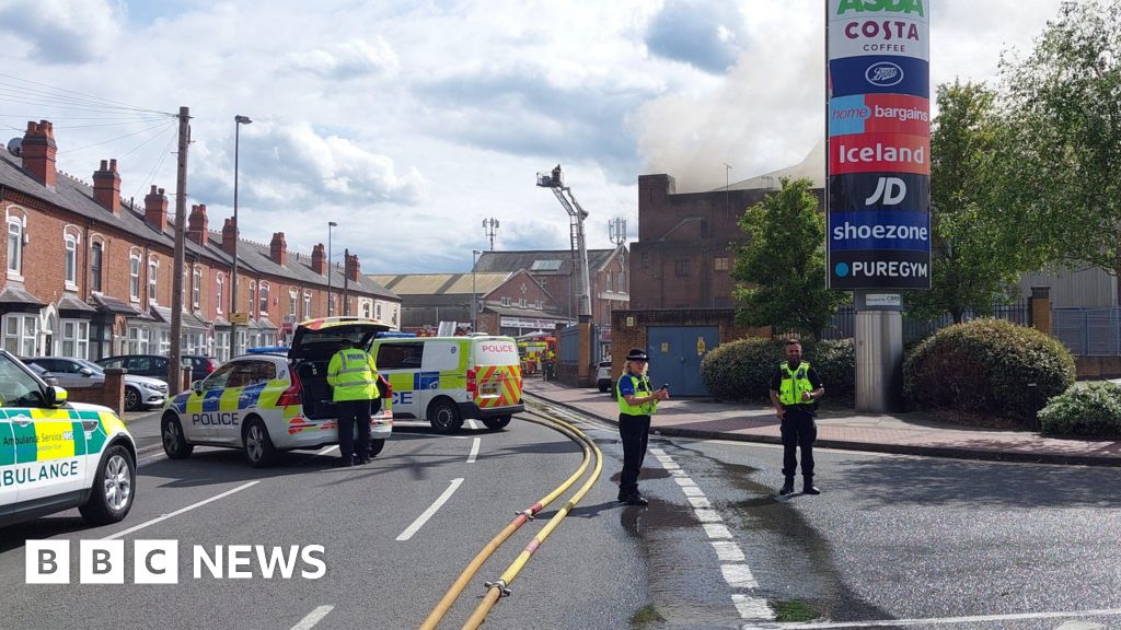 Smethwick fire: Windmill Shopping Centre shut due to smoke - BBC News