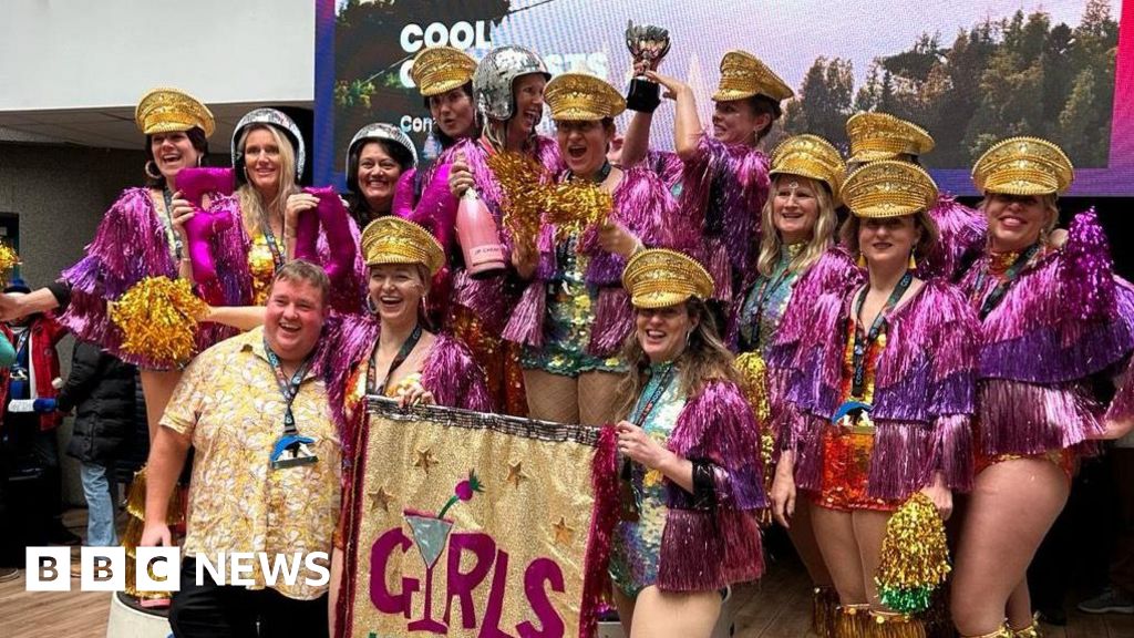 Brighton group wins gold at Winter Swimming World Championship - BBC News