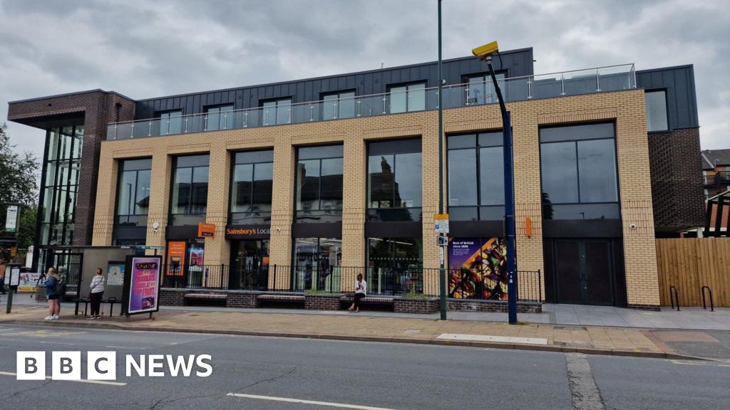 Issues at new Sherwood library 'to be fixed in three weeks' - BBC News