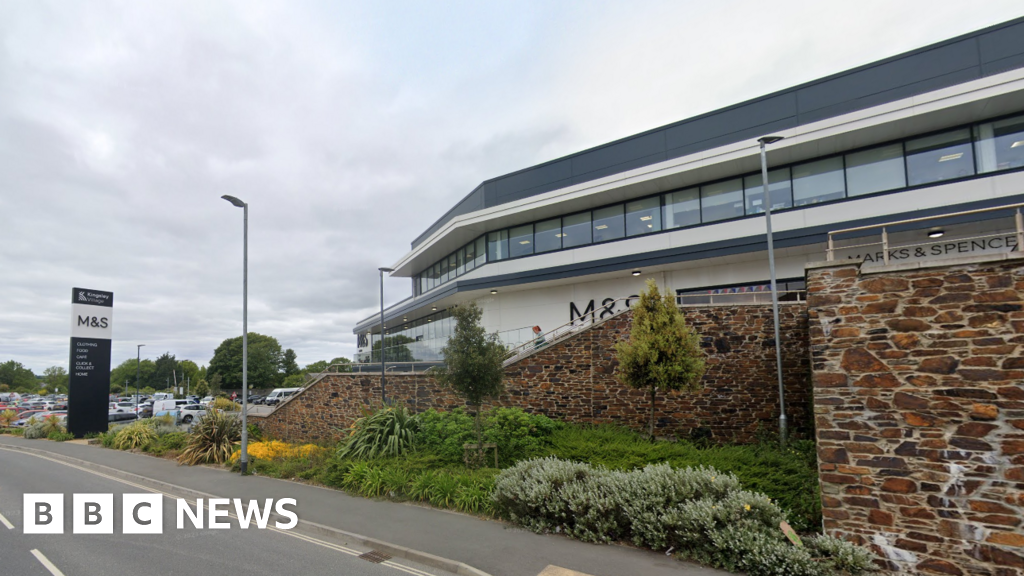 Fraddon: Woman, 93, hurt in crash with pedestrian and two cars - BBC News