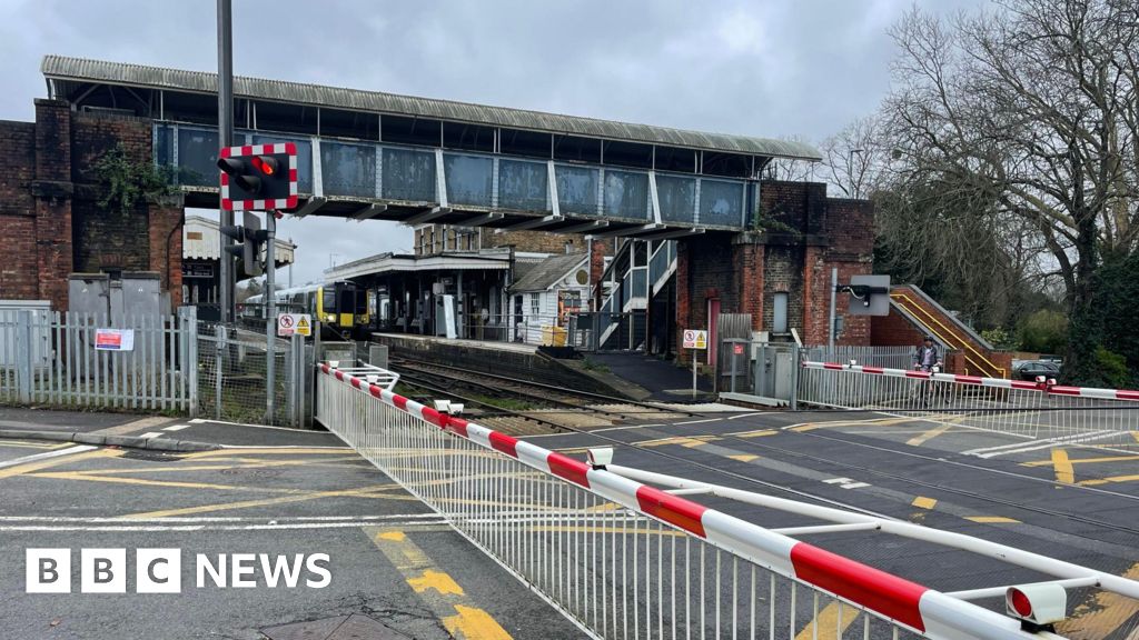 Network Rail apologise over Farnham Station crossing repair delay - BBC News