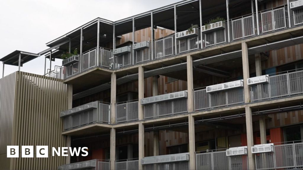 Lewisham: Moving in to London's self-build community - BBC News