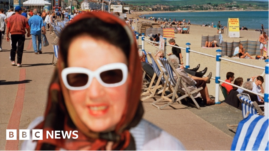 Brighton and Hove bus stops to become photo galleries - BBC News