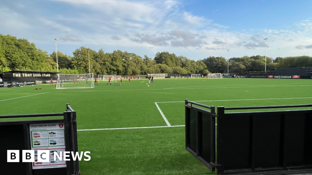 Sandhurst and Bracknell football groundshare sparks complaints - BBC News