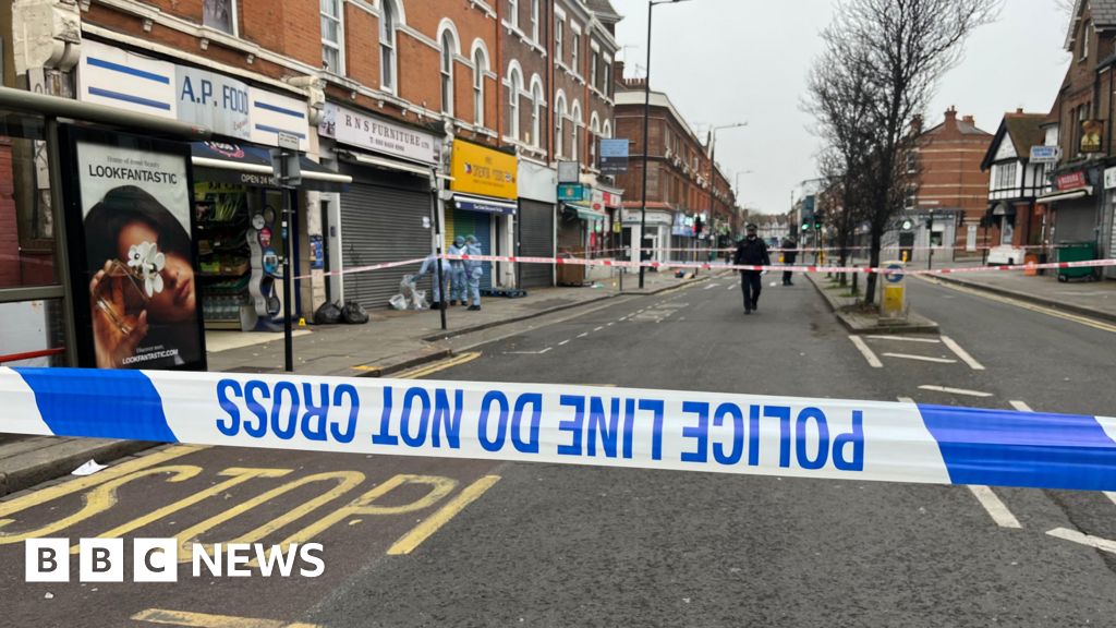 Willesden Green: Murder investigation as man in 30s stabbed - BBC News