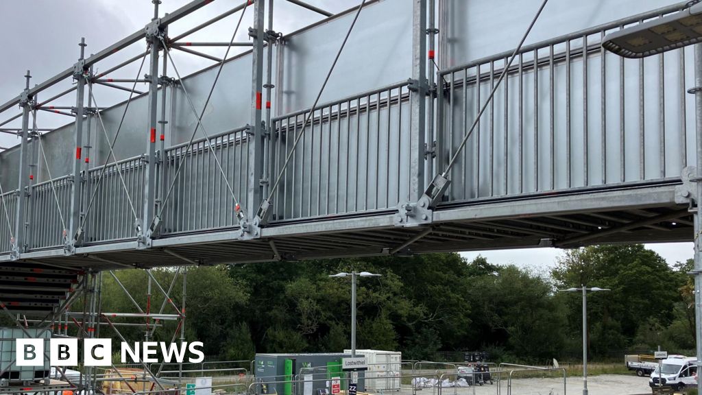 Temporary £200k 'ugly' footbridge set for Lostwithiel - BBC News